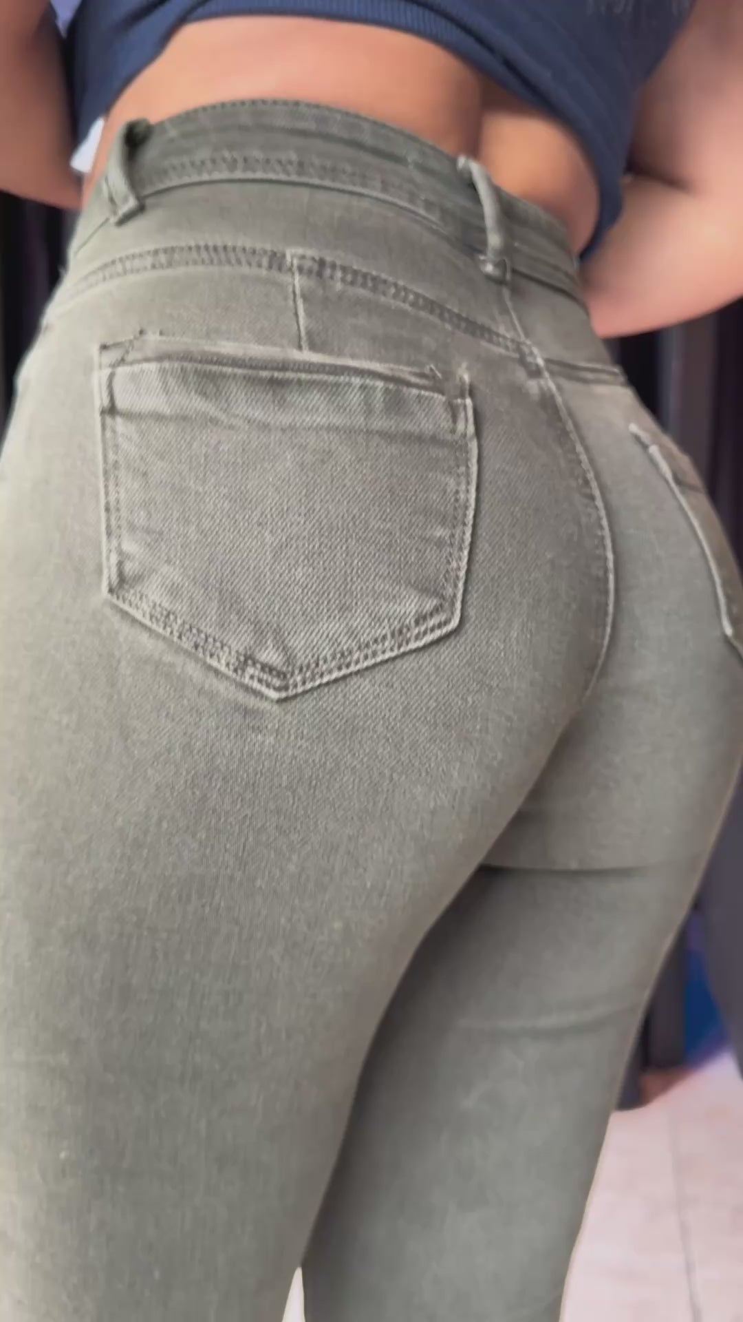 REF: ARF-1253 SKINNY JEAN VERDE OSCURO CON PINZAS LEVANTA COLA – UH Jeans